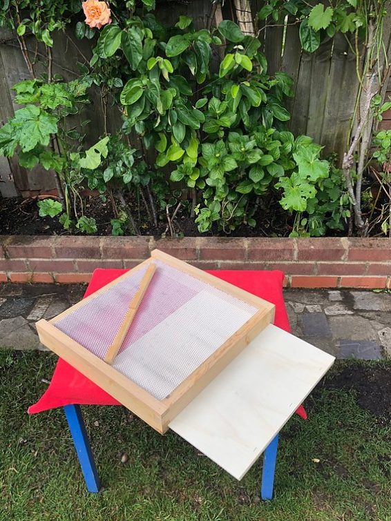 Open Cedar Mesh Floor with varroa inspection tray and bee entrance ...